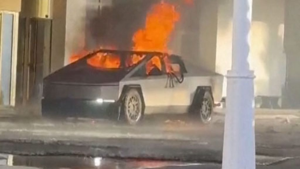 Tesla cybertruck explosion outside Trump hotel in Las VegTesla ...