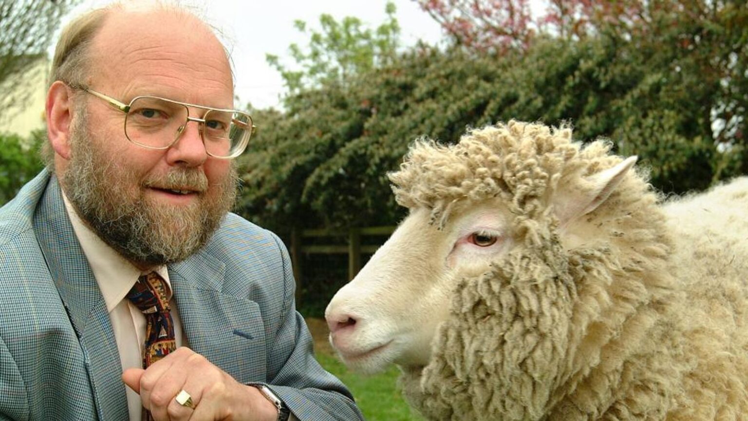 Sir Ian Wilmut: Scientist who cloned Dolly the sheep was no wild-eyed ...